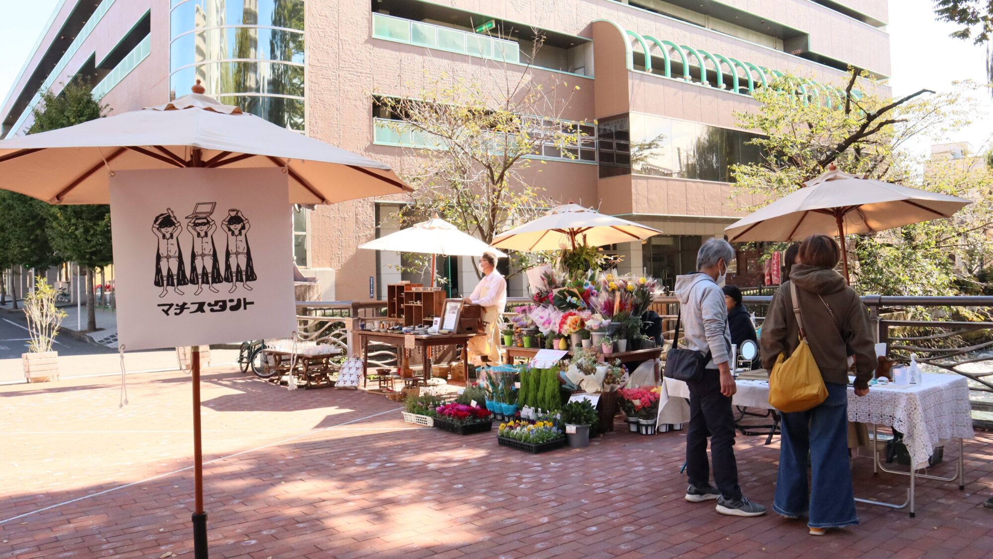 広瀬川沿いで30日まで 「マチスタントの仲間マーケット」（N）｜前橋発、新しい風 「めぶく」街 。前橋の様々な話題を取り扱う前橋新聞-mebukuです。