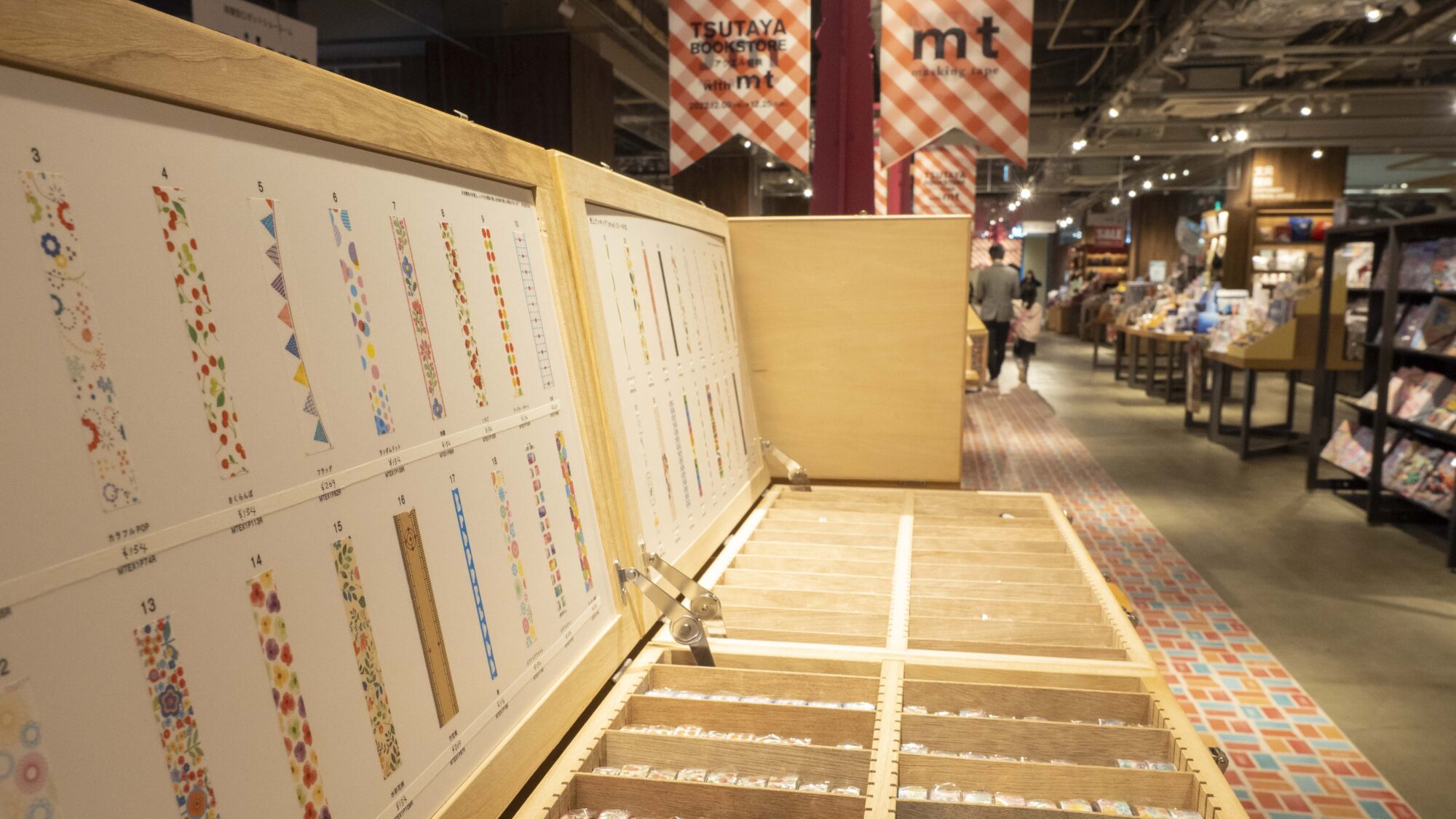 アクエル前橋がマスキングテープに包まれる 25日までカモ井「mt」出店 （N）｜前橋発、新しい風 「めぶく」街 。前橋の様々な話題を取り扱う前橋新聞-mebukuです。