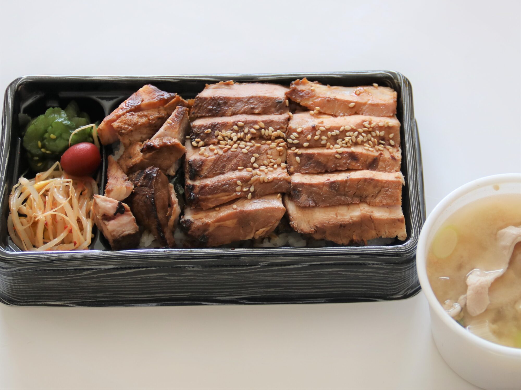 おべんとうバルM（エンメ） 香ばしい豚肉の炭火焼きの前橋グルメ情報｜前橋発、新しい風 「めぶく」街 。前橋の様々な話題を取り扱う前橋新聞-mebukuです。