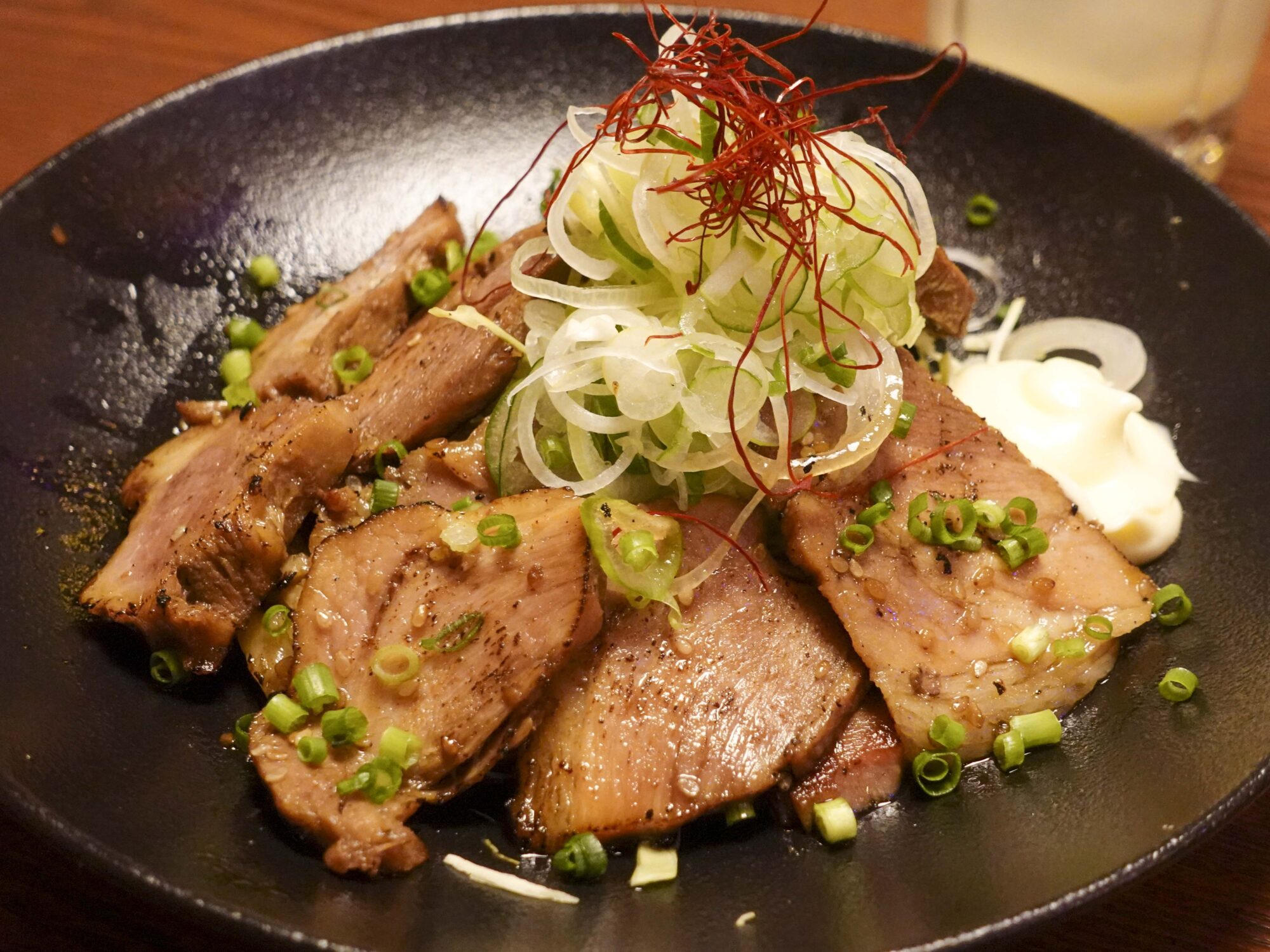 グンマーネオ酒場 リバール。 厚切りチャーシューを炙るの前橋グルメ情報｜前橋発、新しい風 「めぶく」街 。前橋の様々な話題を取り扱う前橋新聞-mebukuです。