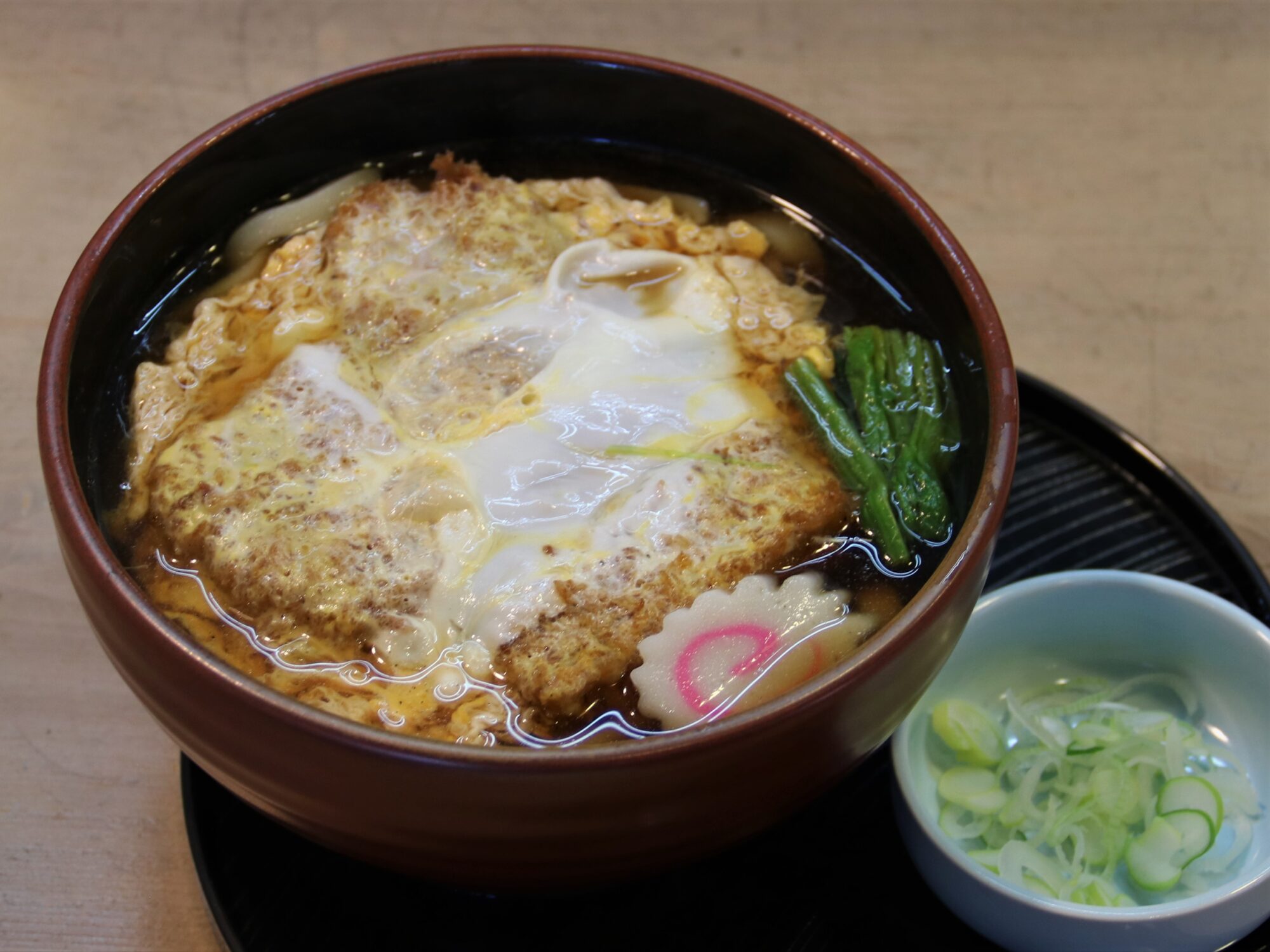 辰巳庵 カツとうどん 意外な相性の前橋グルメ情報｜前橋発、新しい風 「めぶく」街 。前橋の様々な話題を取り扱う前橋新聞-mebukuです。