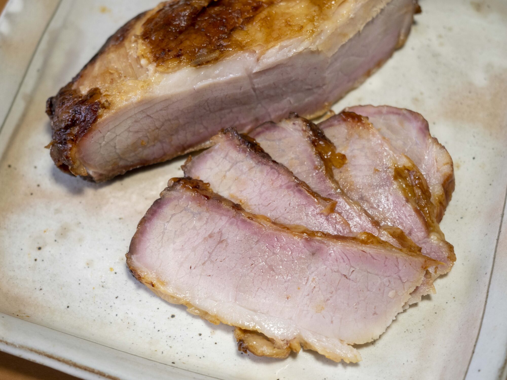 高橋ミート 巨大な焼き豚 量り売り（N）の前橋グルメ情報｜前橋発、新しい風 「めぶく」街 。前橋の様々な話題を取り扱う前橋新聞-mebukuです。