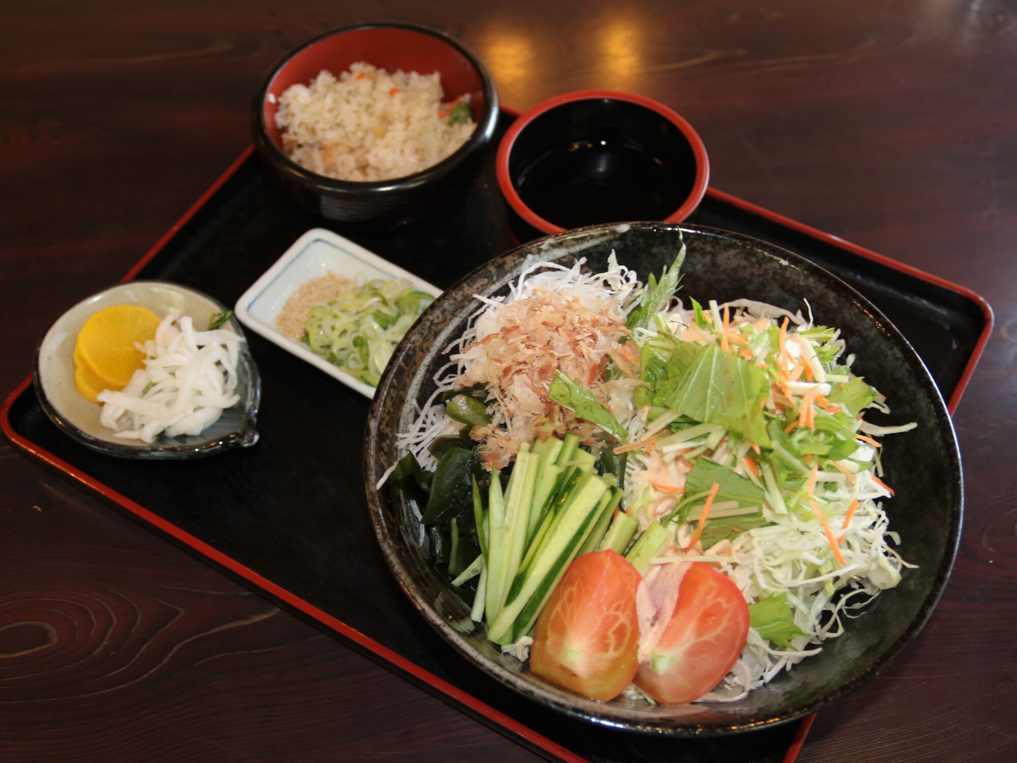 純手打そば かつら 巨大な「サラダ山」に衝撃(K)の前橋グルメ情報｜前橋発、新しい風 「めぶく」街 。前橋の様々な話題を取り扱う前橋新聞-mebukuです。