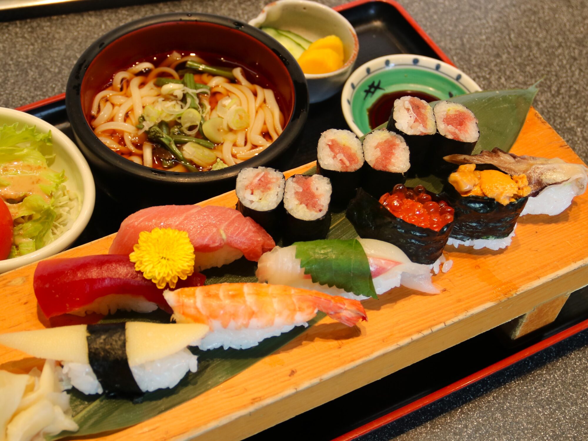 鮨処 天海 豪華 「おまかせにぎり」(K)の前橋グルメ情報｜前橋発、新しい風 「めぶく」街 。前橋の様々な話題を取り扱う前橋新聞-mebukuです。