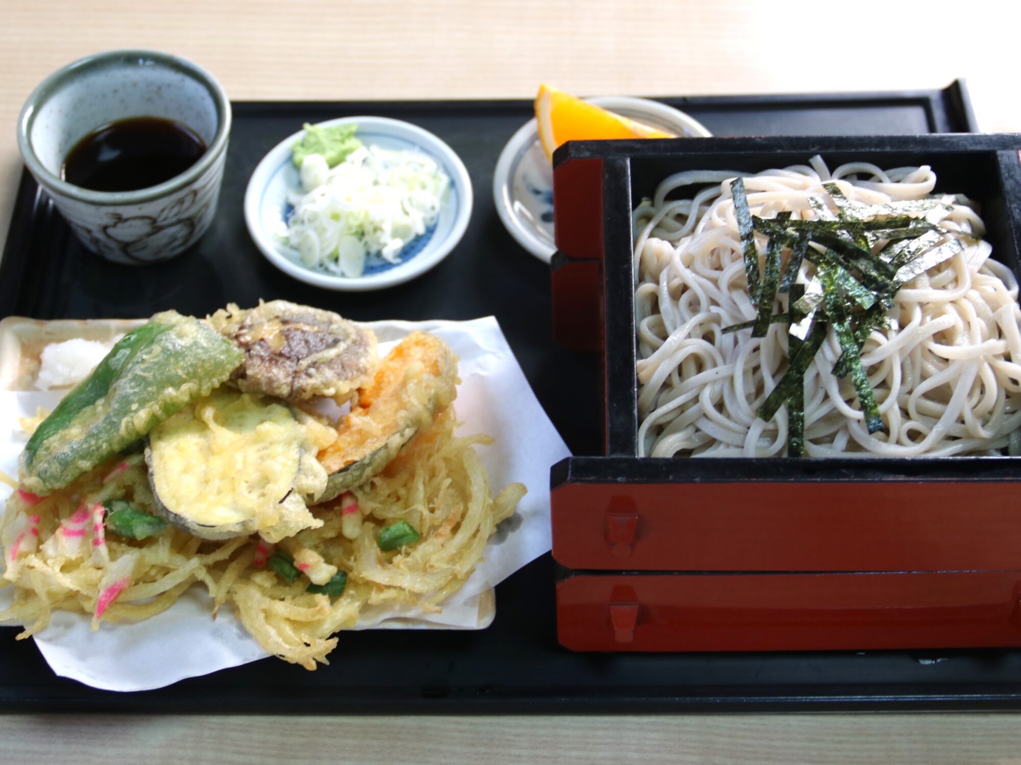 結城屋駒形町支店 2段重ねの野菜天ざる(K)の前橋グルメ情報｜前橋発、新しい風 「めぶく」街 。前橋の様々な話題を取り扱う前橋新聞-mebukuです。