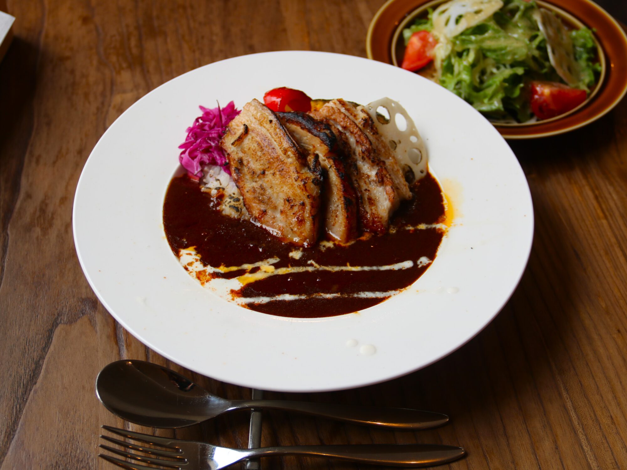 ビストロ欅 麦豚で作るハヤシライス(K)の前橋グルメ情報｜前橋発、新しい風 「めぶく」街 。前橋の様々な話題を取り扱う前橋新聞-mebukuです。