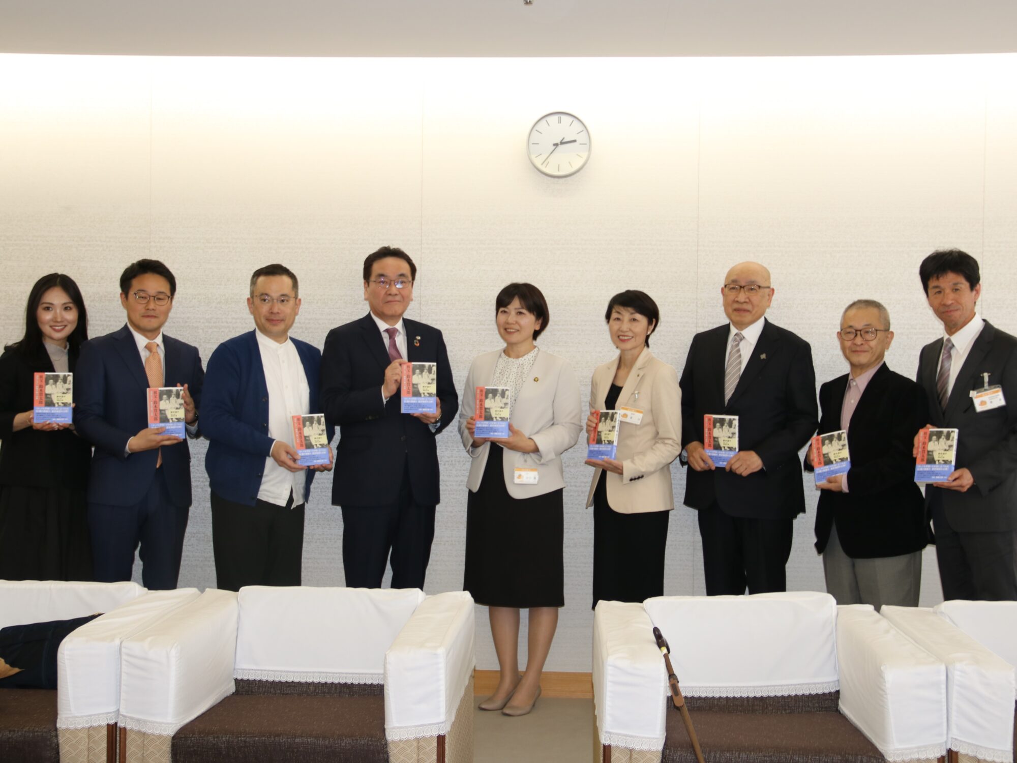 鈴木貫太郎の功績 後世に 前橋顕彰会が市に書籍贈る（K）｜前橋発、新しい風 「めぶく」街 。前橋の様々な話題を取り扱う前橋新聞-mebukuです。