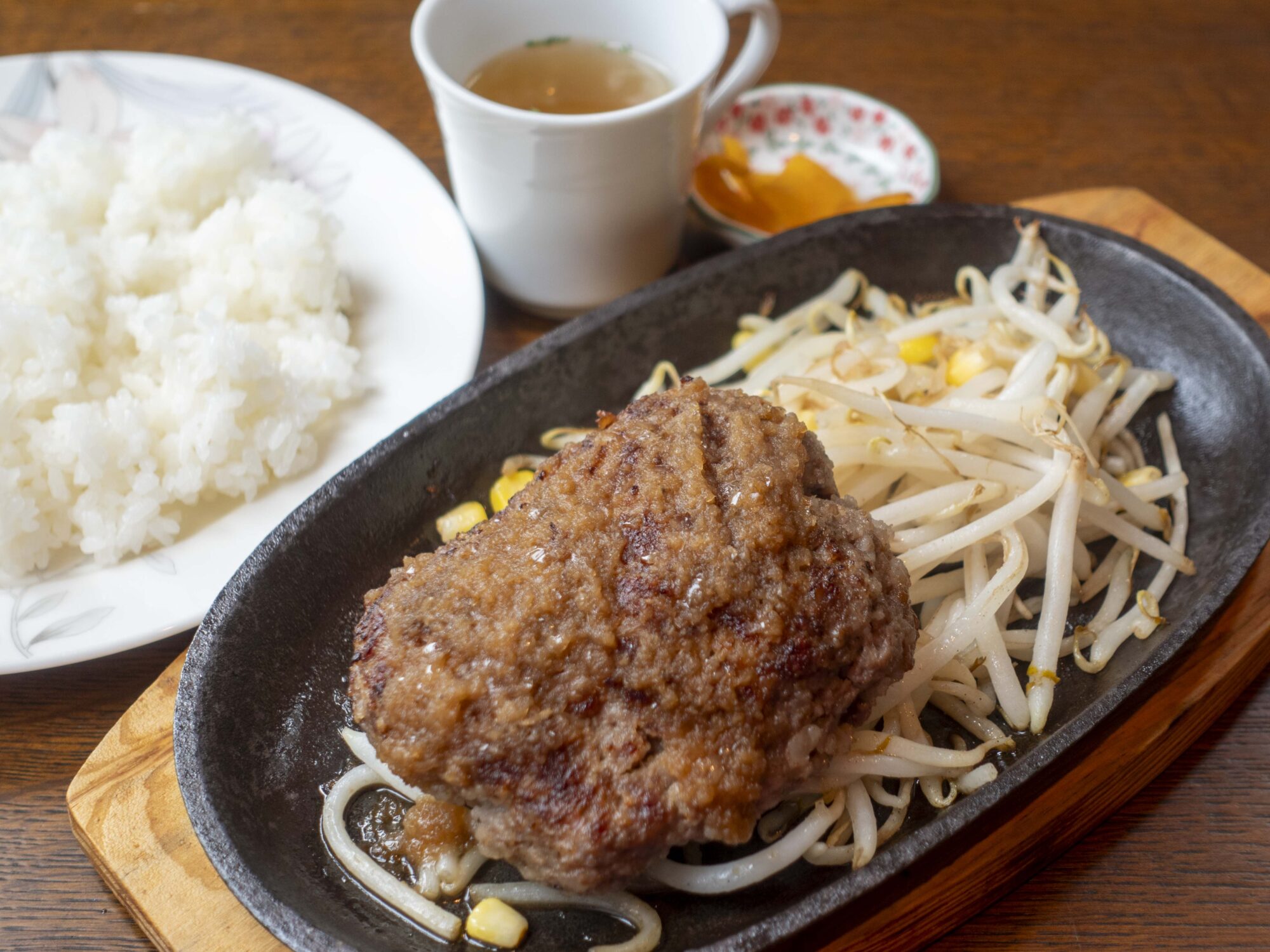 プチハーモニー 絶品 580円の肉塊定食(N)の前橋グルメ情報｜前橋発、新しい風 「めぶく」街 。前橋の様々な話題を取り扱う前橋新聞-mebukuです。