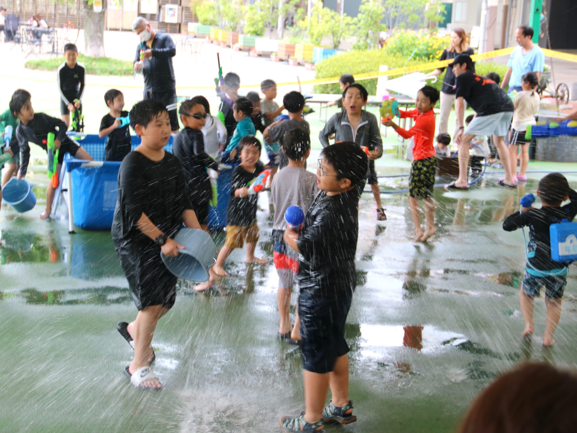 水鉄砲 撃ち合って歓声 前橋中央イベント広場で「水合戦」(K)｜前橋発、新しい風 「めぶく」街 。前橋の様々な話題を取り扱う前橋新聞-mebukuです。