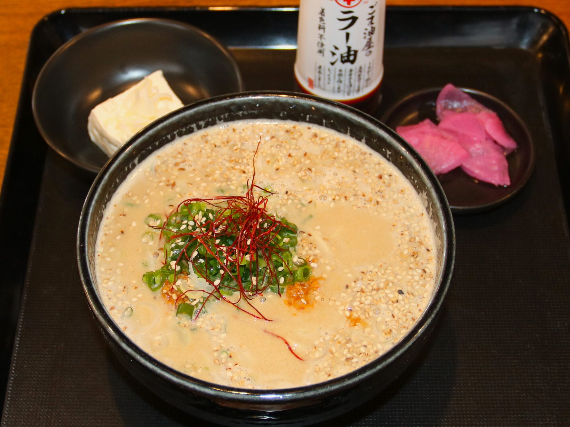 王里-OURI-芳賀食堂 旨み凝縮 豚もつ担々麺(K)の前橋グルメ情報｜前橋発、新しい風 「めぶく」街 。前橋の様々な話題を取り扱う前橋新聞-mebukuです。