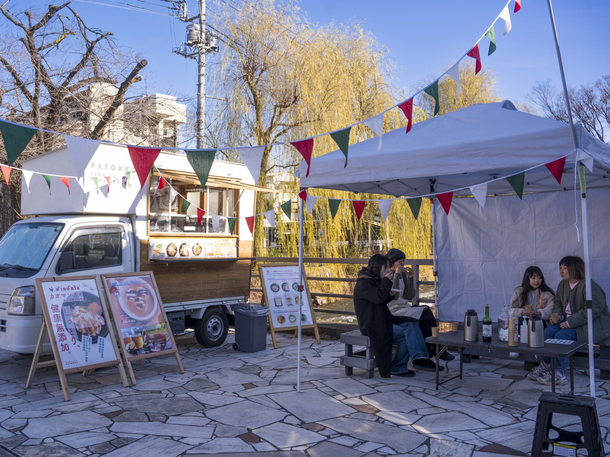 「イタリア青空市」へようこそ 広瀬川河畔に24店勢ぞろい｜前橋発、新しい風 「めぶく」街 。前橋の様々な話題を取り扱う前橋新聞-mebukuです。