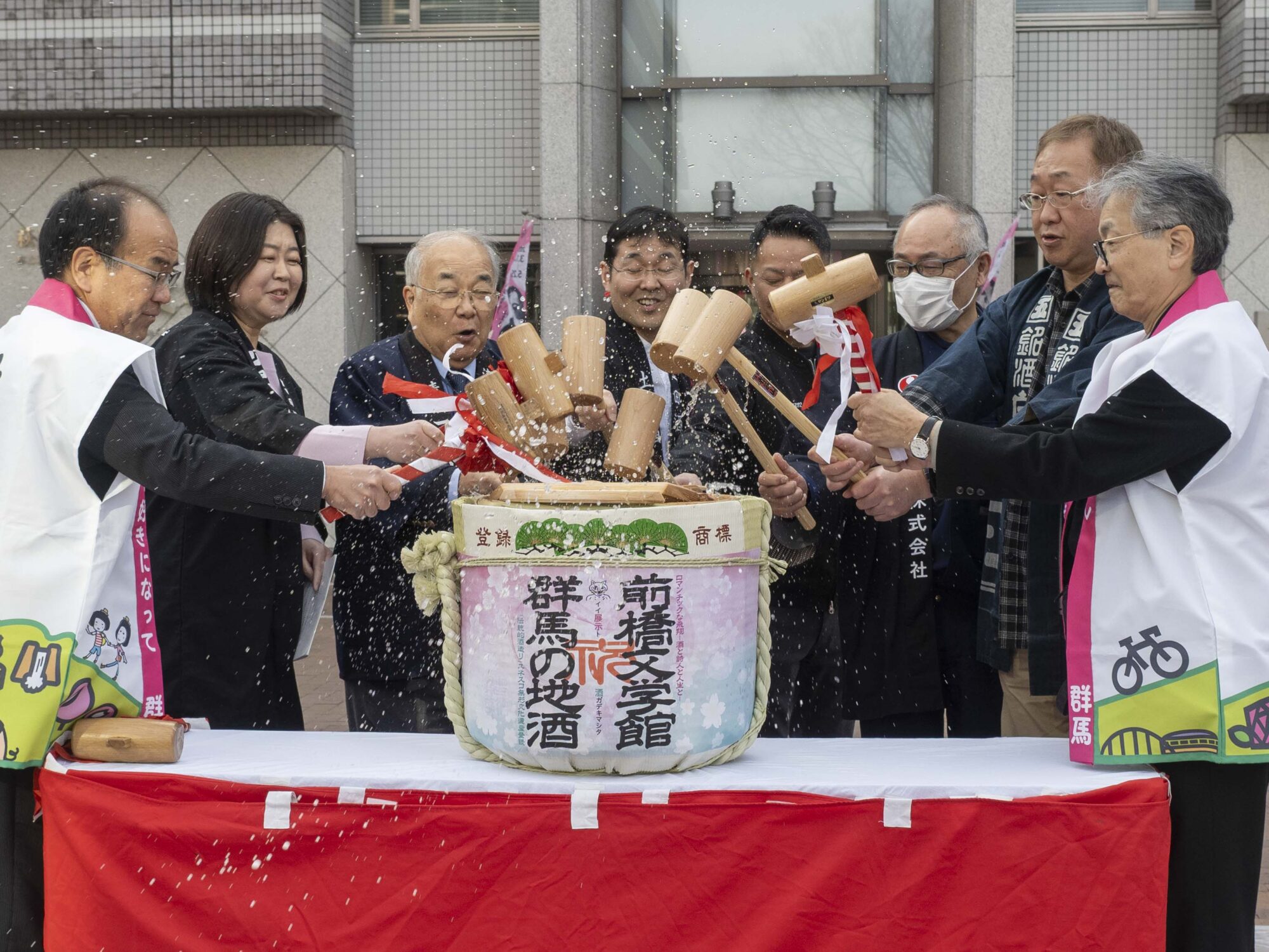 鏡開きでオープニング 前橋文学館で酒をテーマの展示｜前橋発、新しい風 「めぶく」街 。前橋の様々な話題を取り扱う前橋新聞-mebukuです。