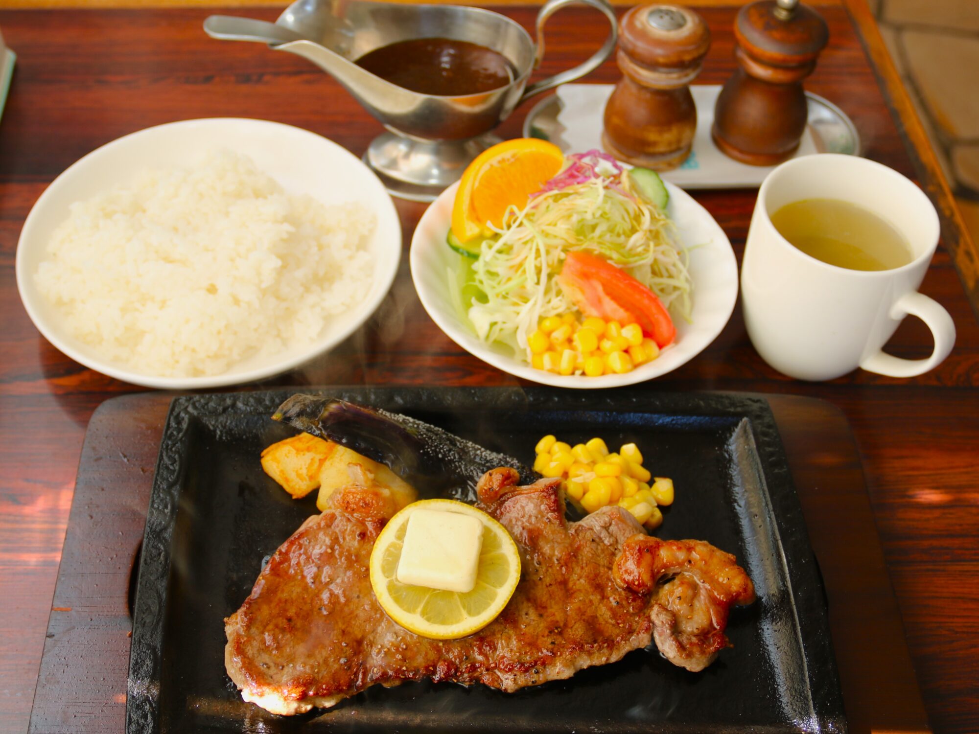 グリル はとぽっぽ 鉄板で熱々サーロインの前橋グルメ情報｜前橋発、新しい風 「めぶく」街 。前橋の様々な話題を取り扱う前橋新聞-mebukuです。