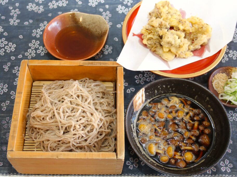 室町そば まんてん ナメコと舞茸 秋の二重奏の前橋グルメ情報｜前橋発、新しい風 「めぶく」街 。前橋の様々な話題を取り扱う前橋新聞-mebukuです。